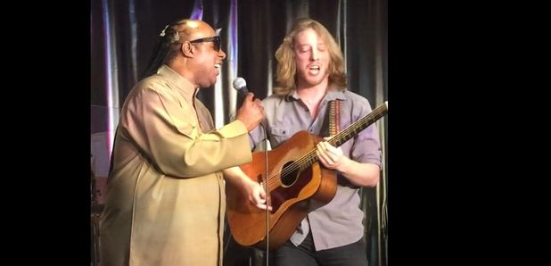 Stevie Wonder surprises busker by singing 'Superstition' with him ...