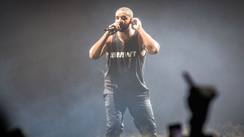 WATCH: Drake unveils new song ‘Signs’ at Paris Fashion Week | Music - KISS