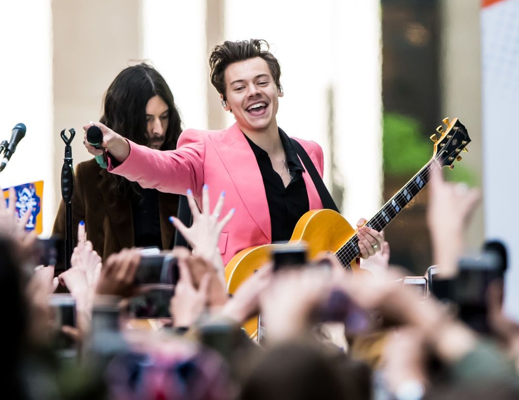 Harry Styles surprises fans by singing One Direction song alone | Music ...
