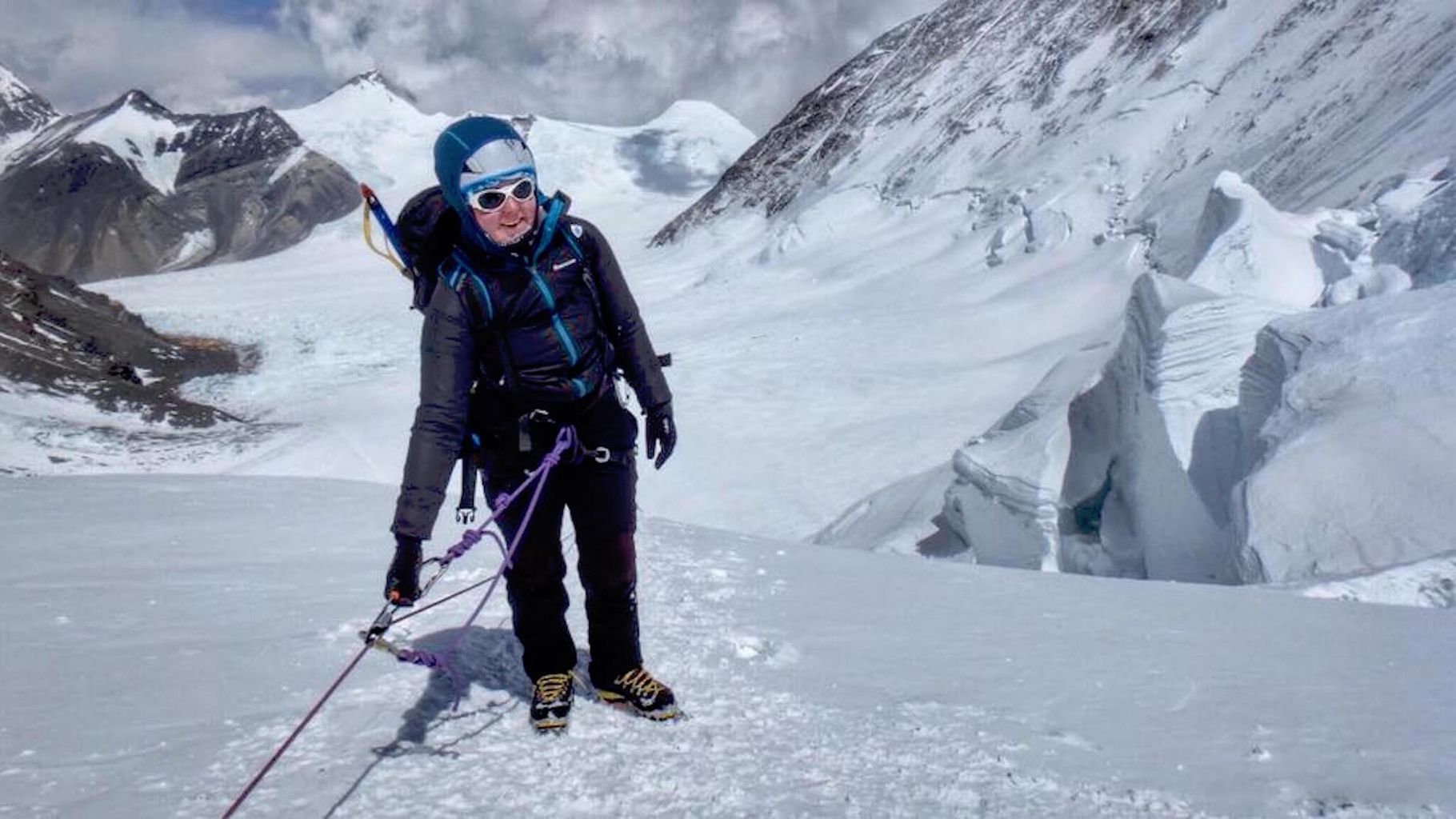 Edinburgh woman becomes youngest British climber to scale Everest from ...