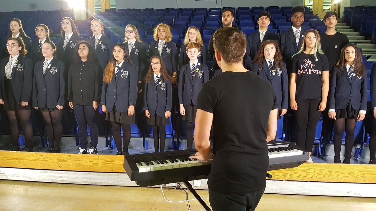 [VIDEO] Parrs Wood High Choir recreate their One Love Manchester ...