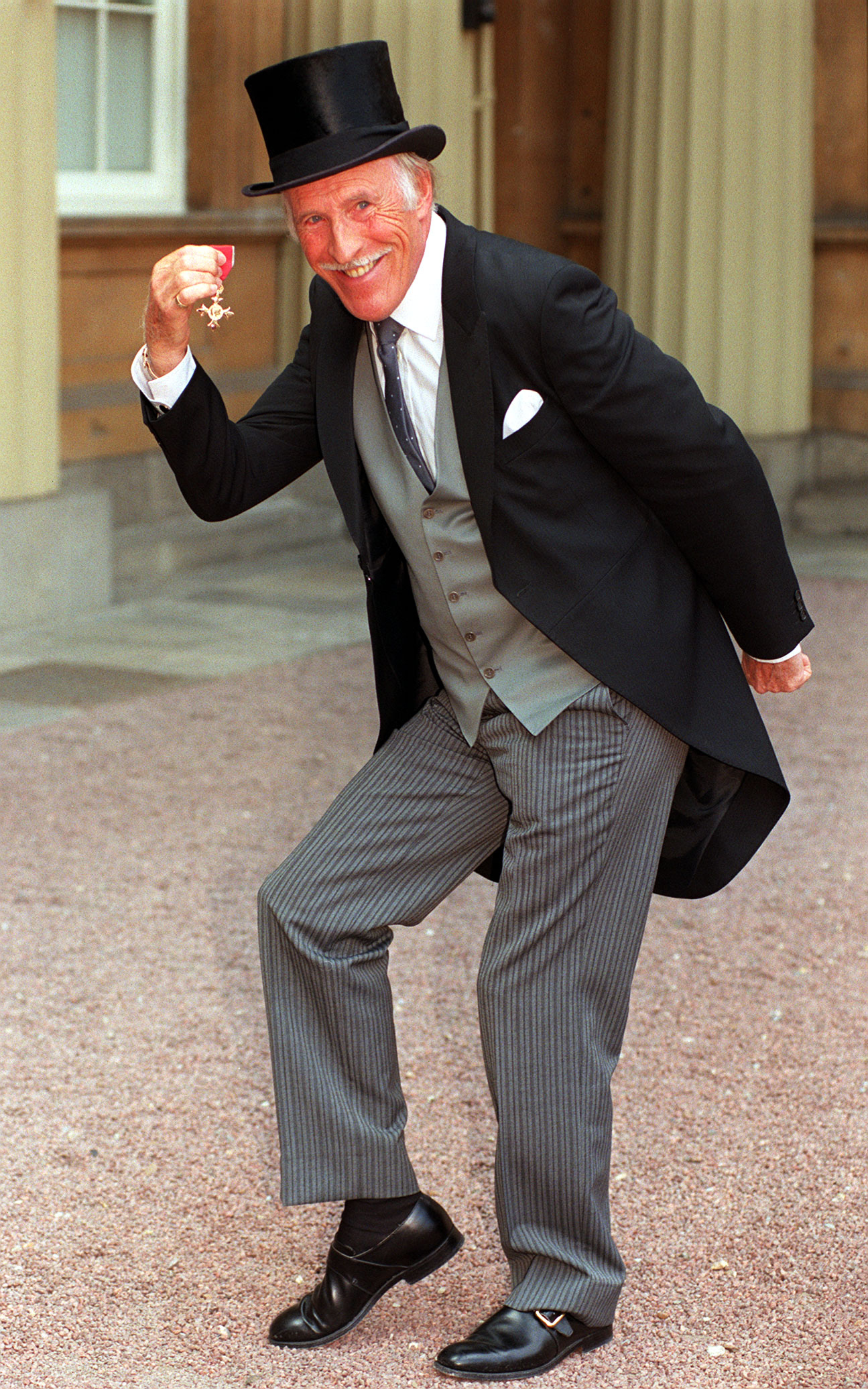 Tributes pour in for entertainer Sir Bruce Forsyth who has died aged 89 ...