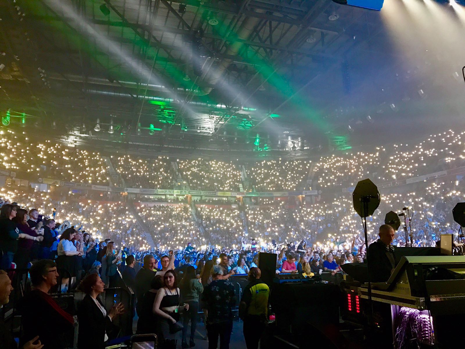 Watch the emotional moment crowd at We Are Manchester sings 'Don't Look ...