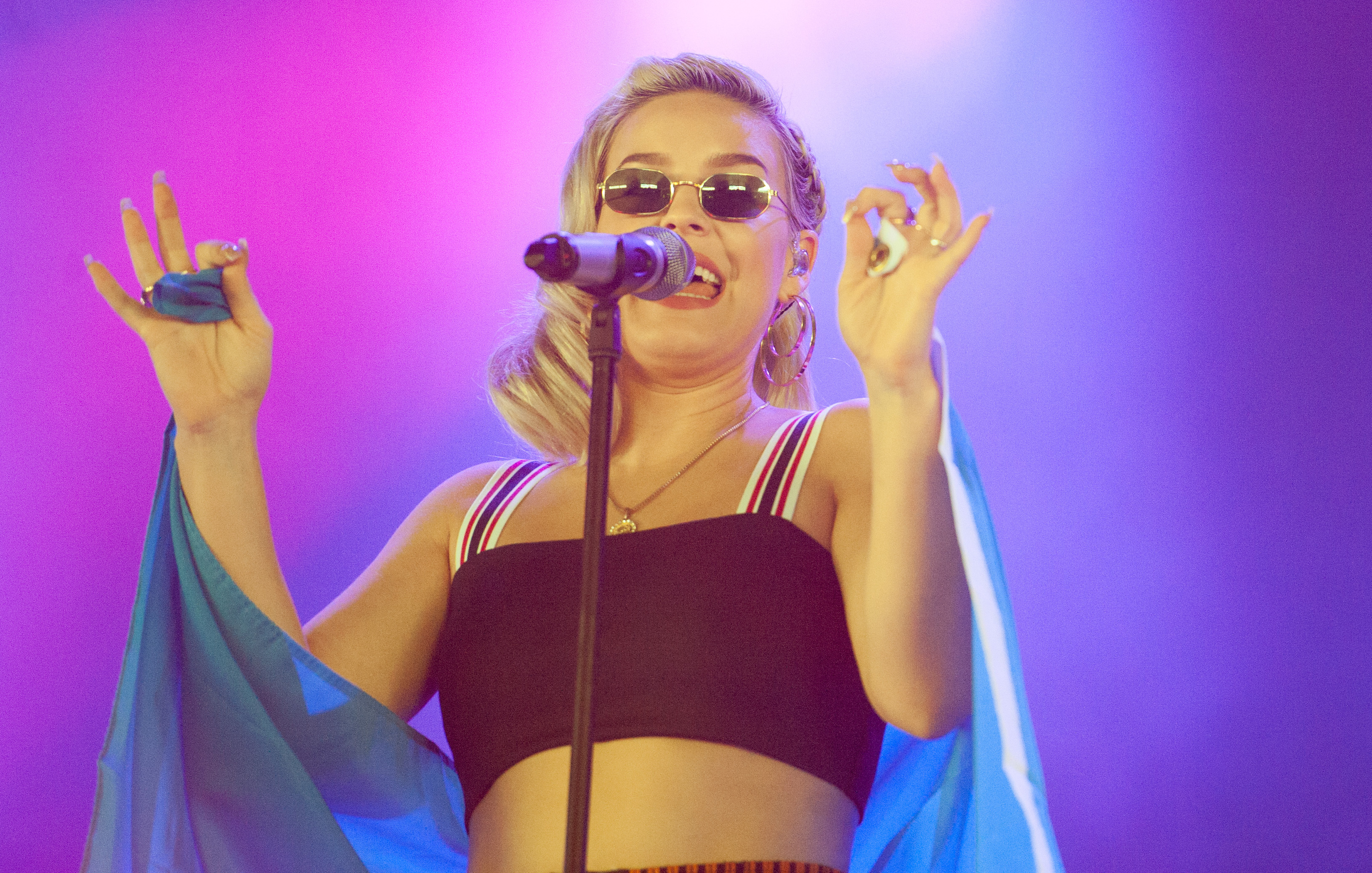 Anne-Marie drops 'Heavy' | Music - KISS