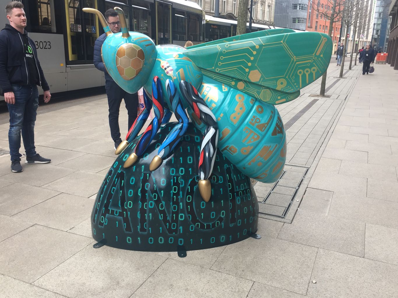 Colony of super-sized bee sculptures set to cause a buzz as they go on ...