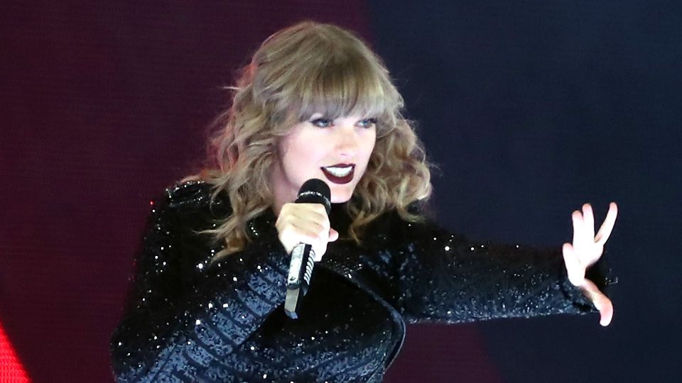 Taylor Swift surprises some fans by inviting them backstage
