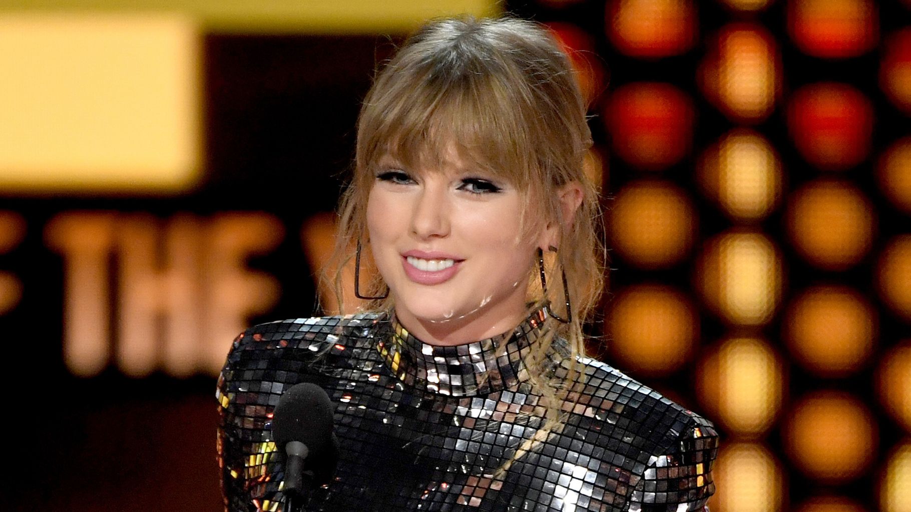 Taylor Swift gave an amazing surprise acoustic performance