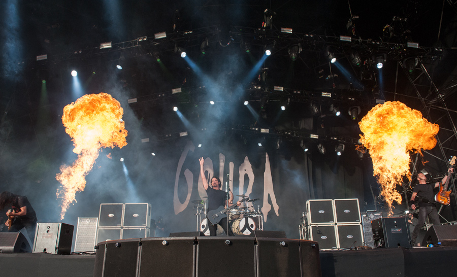 Gojira's Christian Andreu finishes set despite having his face burned ...
