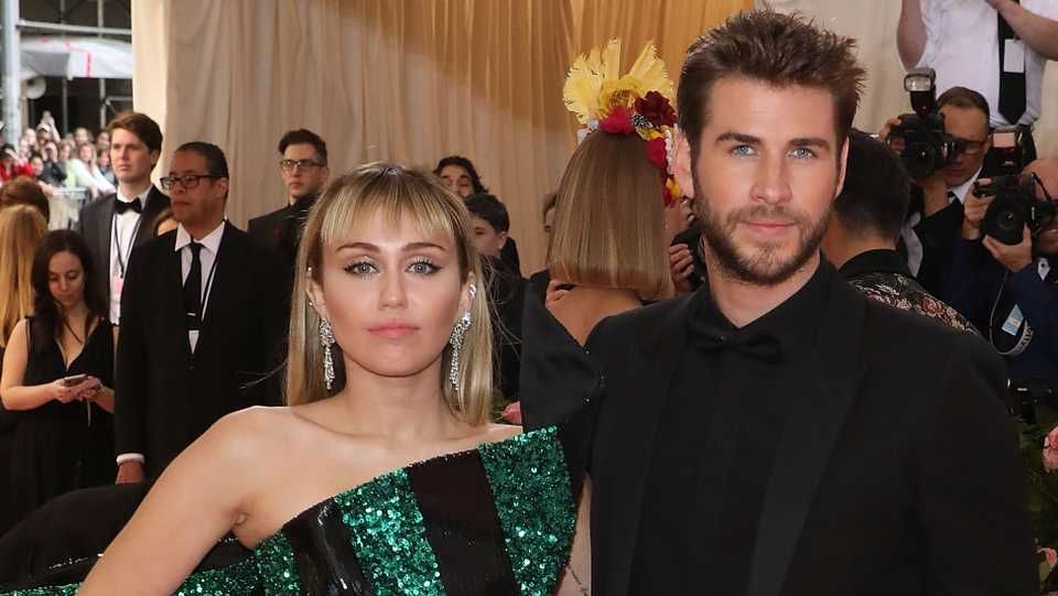 Miley Cyrus wishes hubby Liam Hemsworth happy anniversary with cute ...