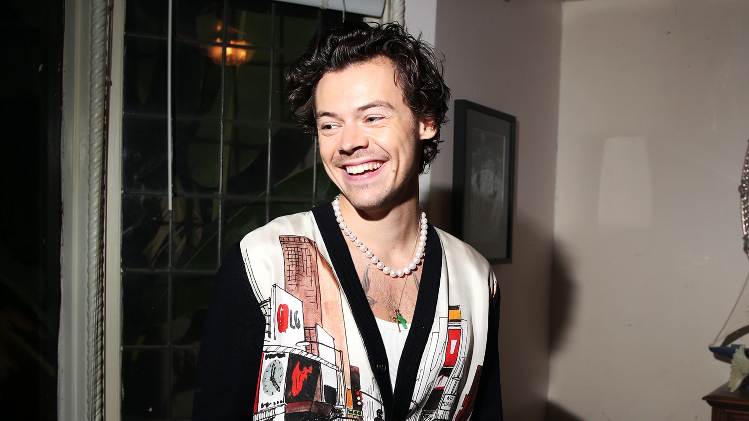 Harry Styles fans left in shock at his Starbucks doppelgänger