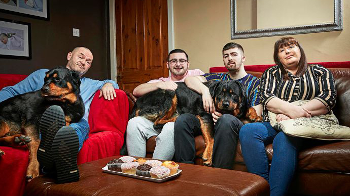 Gogglebox star sets his dog the 'Patience Challenge' and the results ...