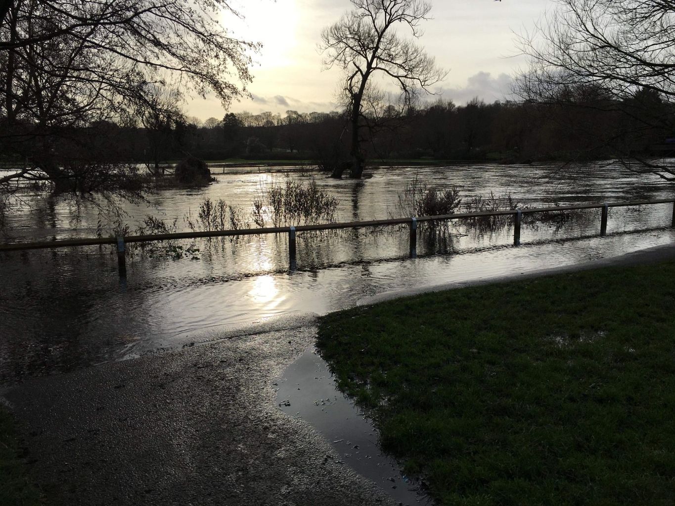 South Wiltshire flood warnings still in force, despite lack of rain ...