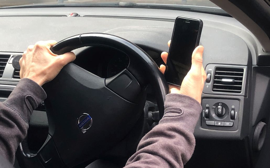 Norfolk Police crackdown on drivers who text and talk at the wheel ...