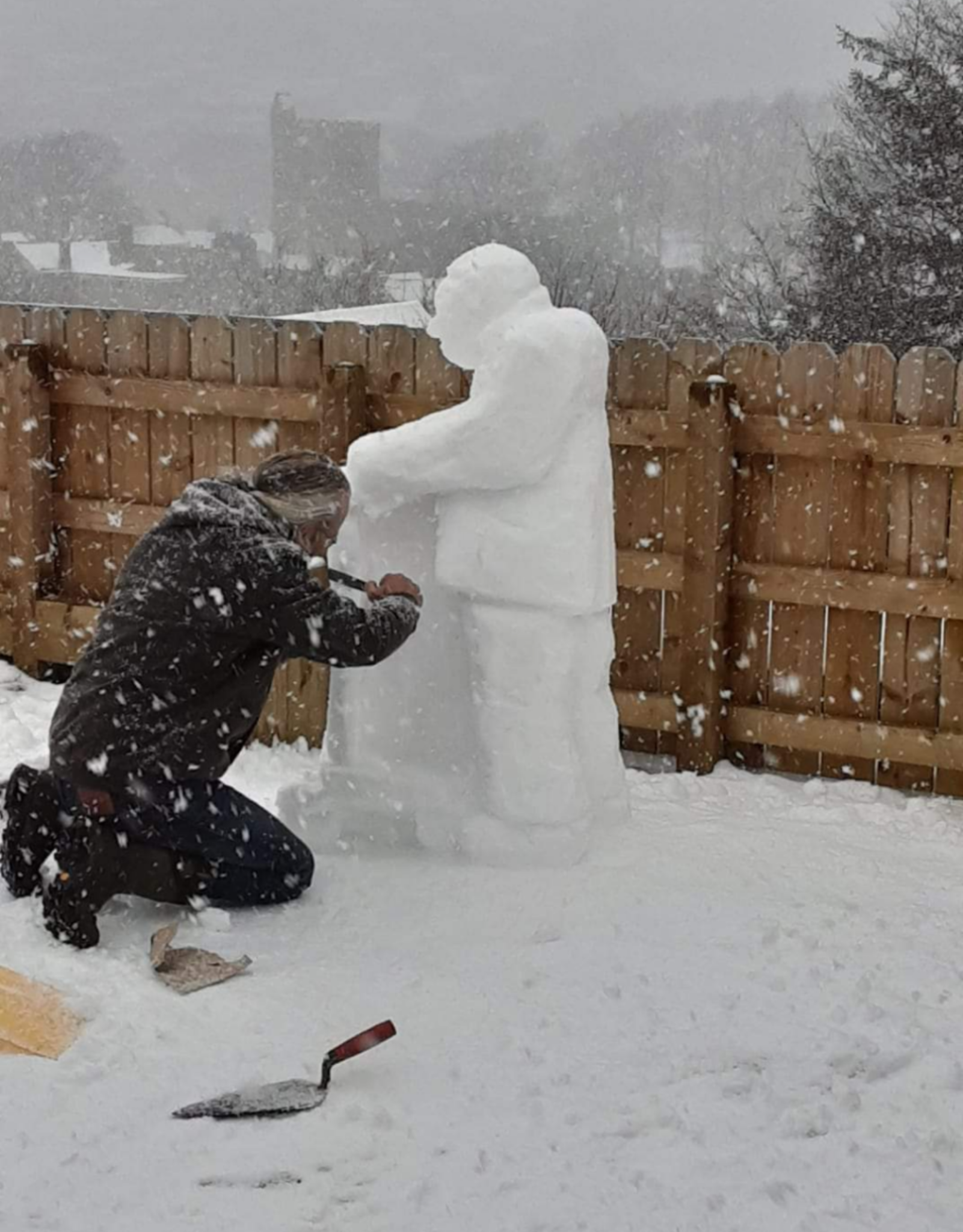 Incredible snowman tribute to Captain Sir Tom Moore