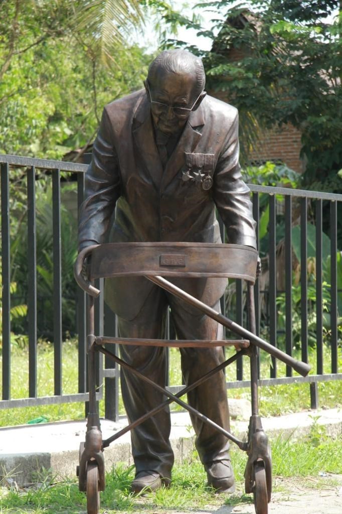 Council backs campaign for Captain Tom Moore statue | News - Greatest ...