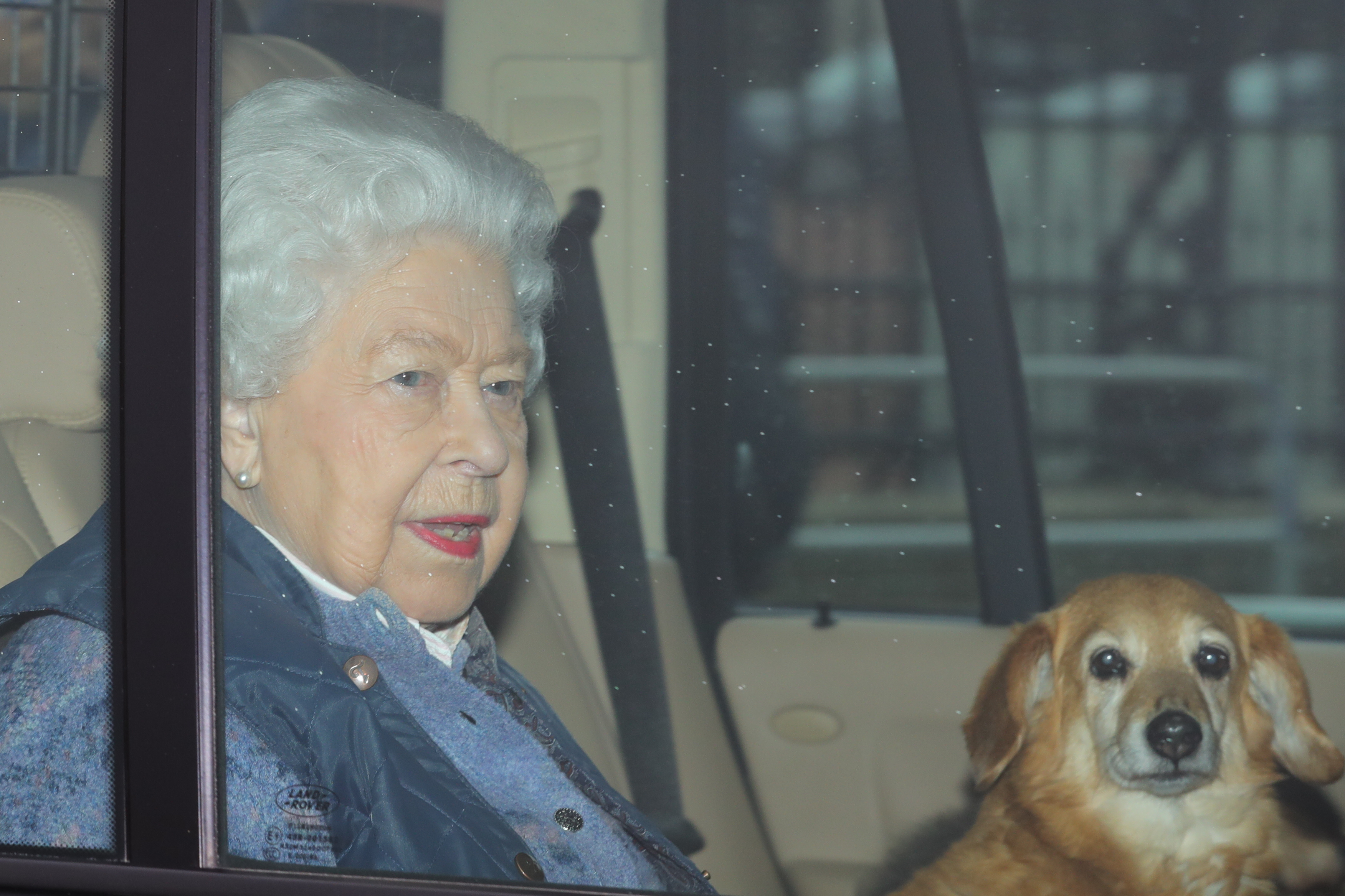 Queen says Covid-19 jag 'didn't hurt at all' | News - Clyde 1