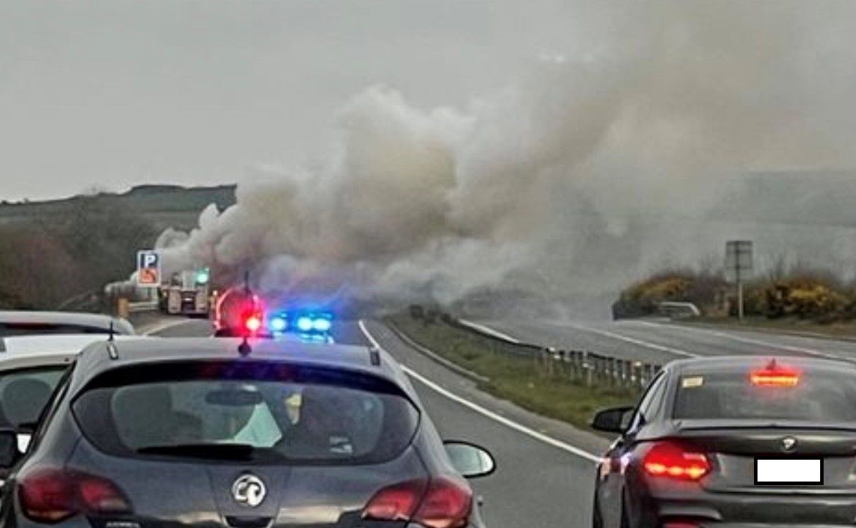 The huge fire that closed part of the A30 for several hours | News ...