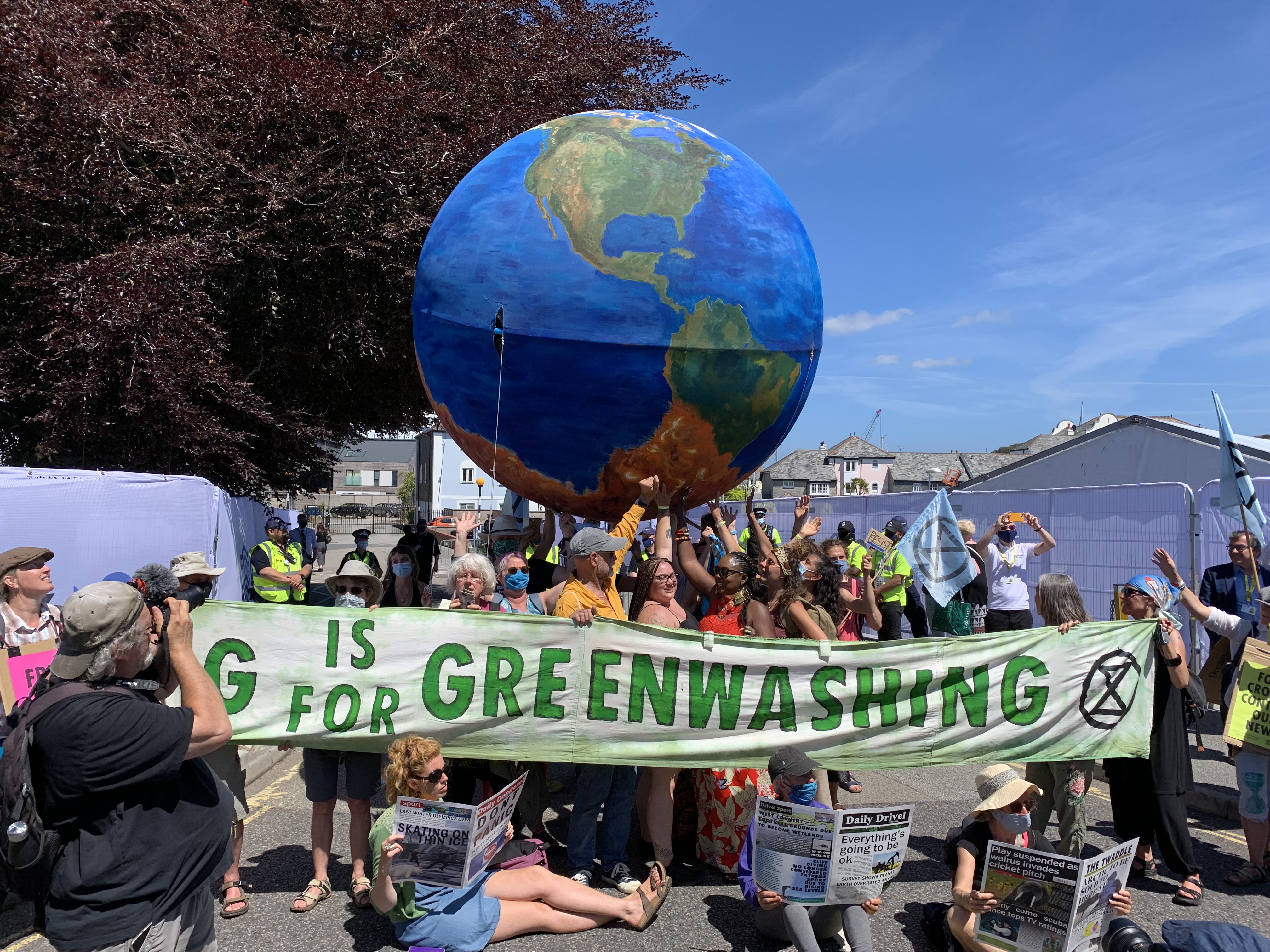 Thousands of Extinction Rebellion (XR) protestors marched through the ...