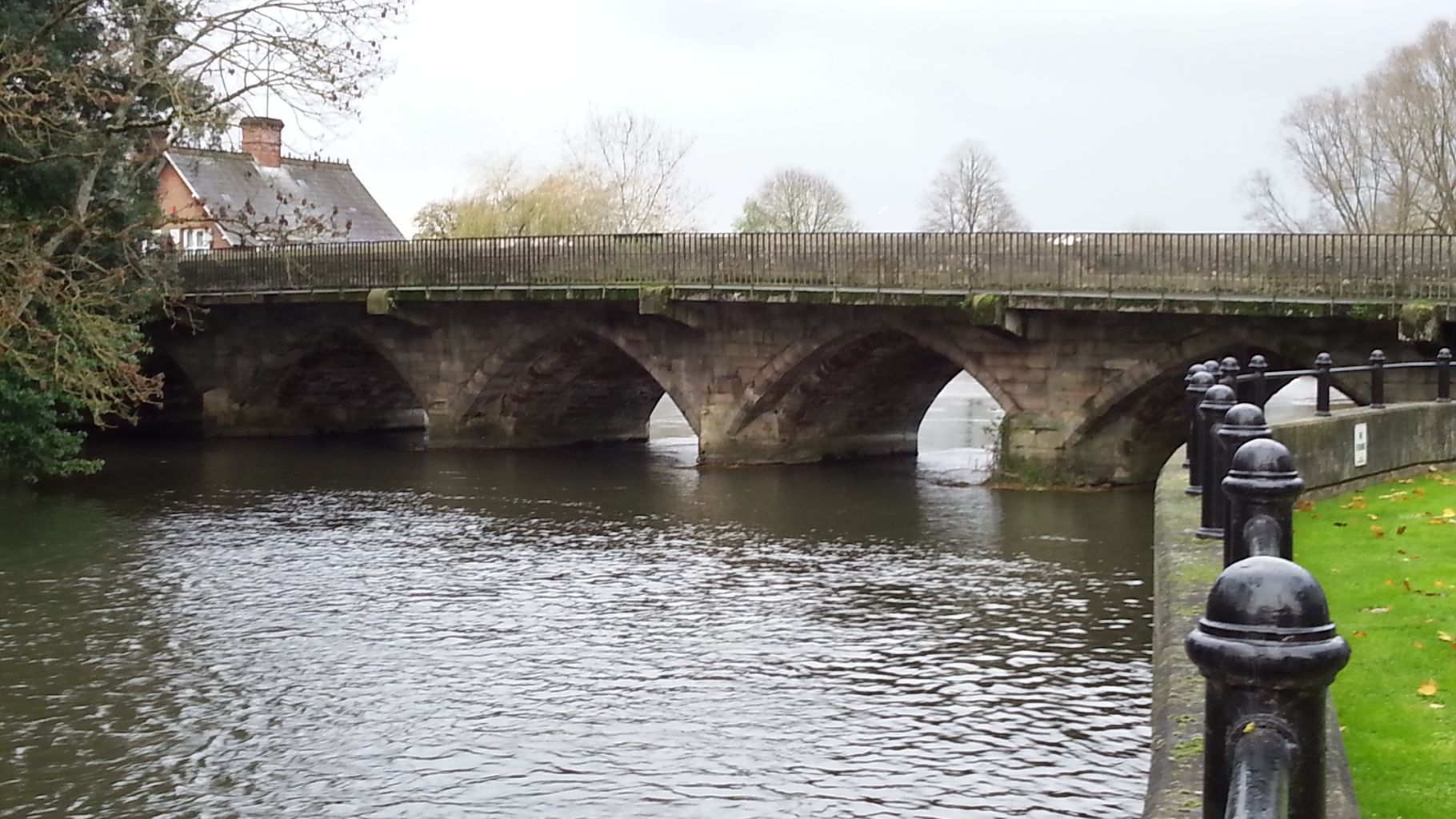 Plea to teens not to jump off bridge in Fordingbridge to cool down