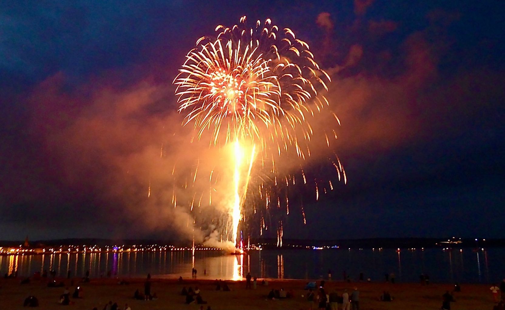 Weymouth to host FREE fireworks spectacular for Queen's Platinum ...