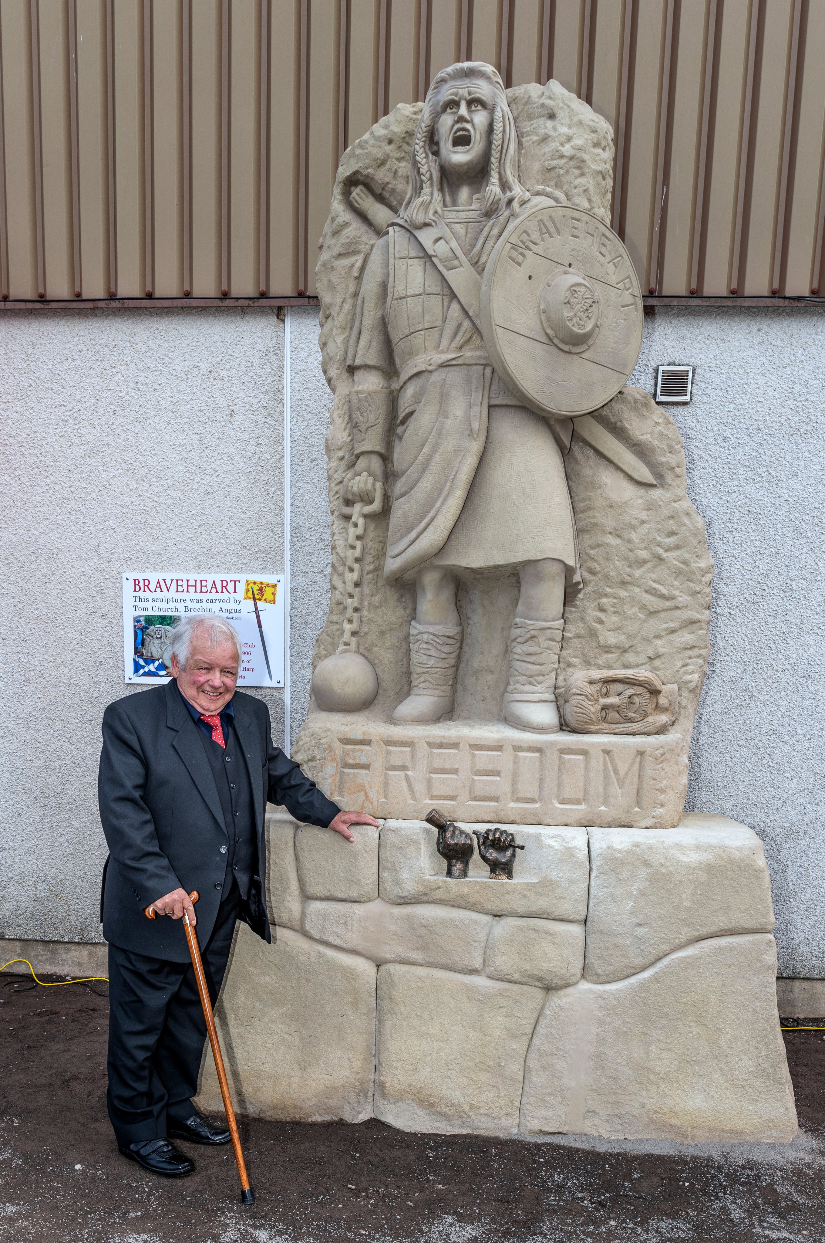 Brechin City unveil 'Braveheart' statue outside Glebe Park causing ...