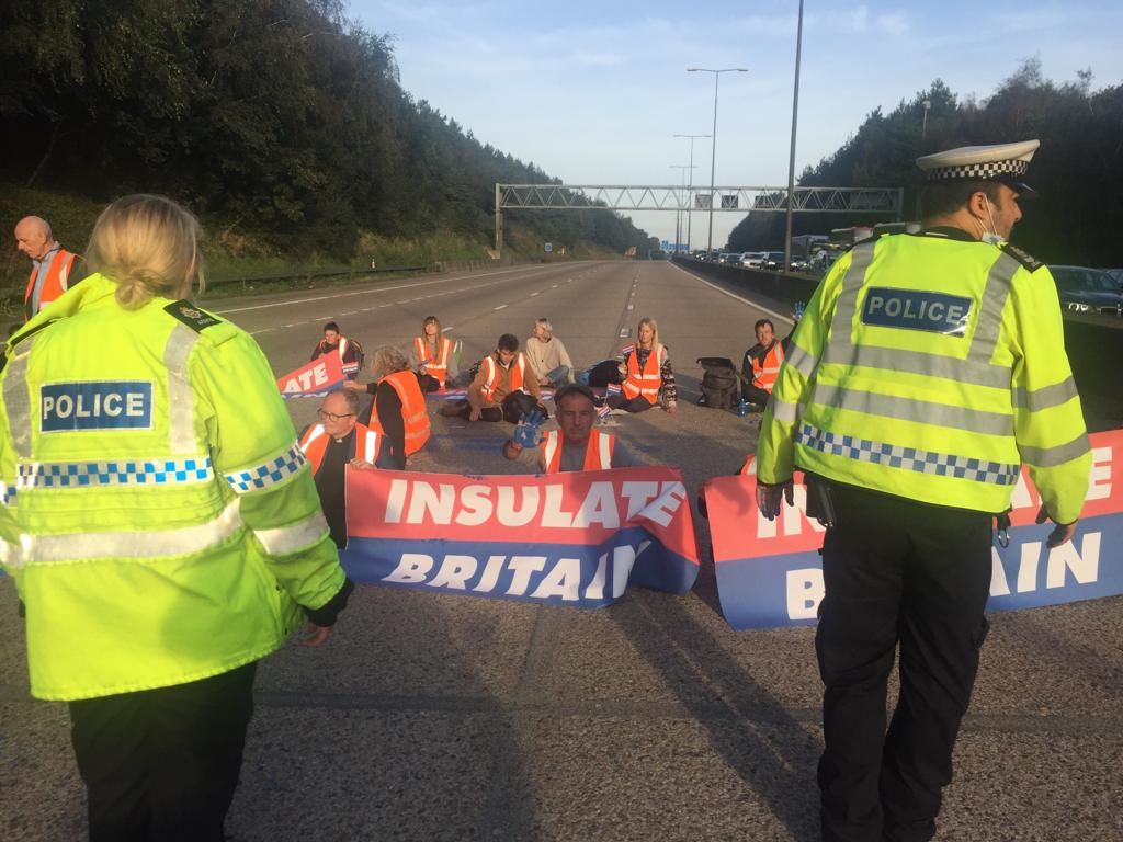 M25 protests: 23 arrested after Insulate Britain protesters try to ...