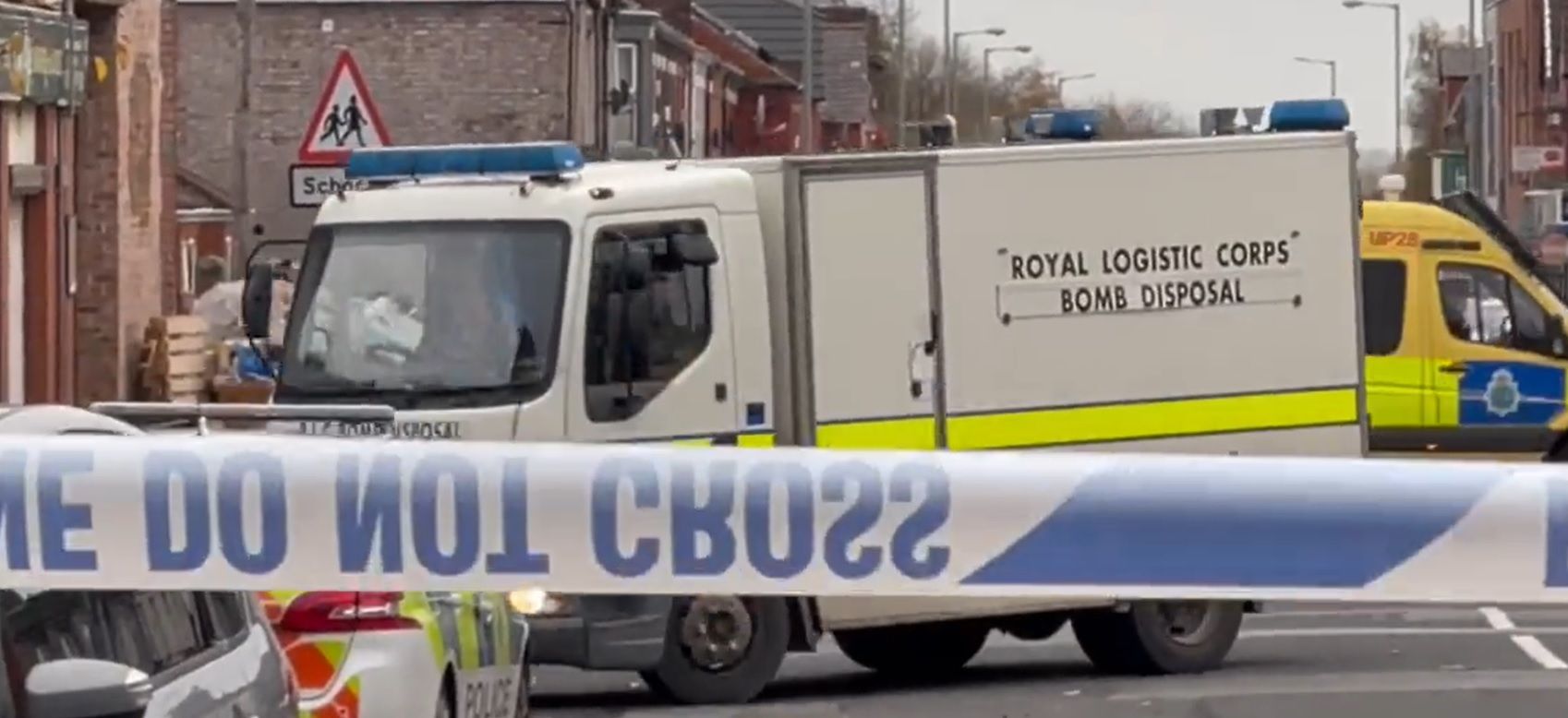 Liverpool explosion : Bomb disposal unit returns to street in Kensington