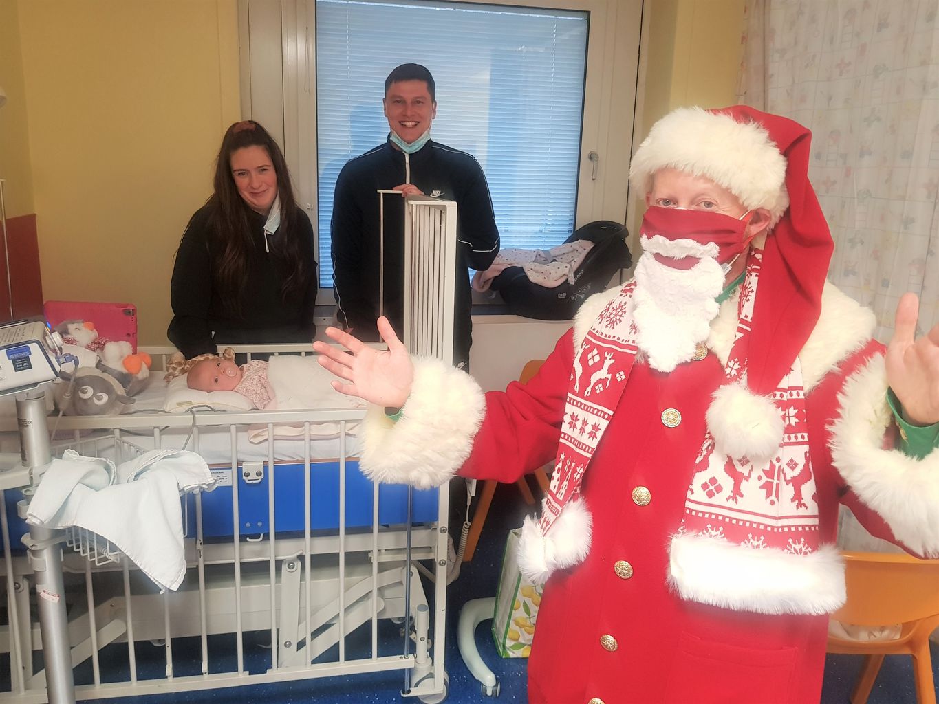 Santa Claus visits Tayside Children's Hospital | News - Tay FM