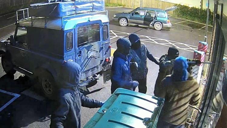 Police release CCTV of gang trying to steal a cash machine near Basingstoke
