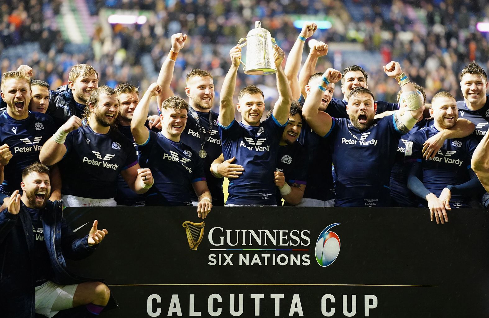 Scotland beat England 20-17 to retain Calcutta Cup for historic second year