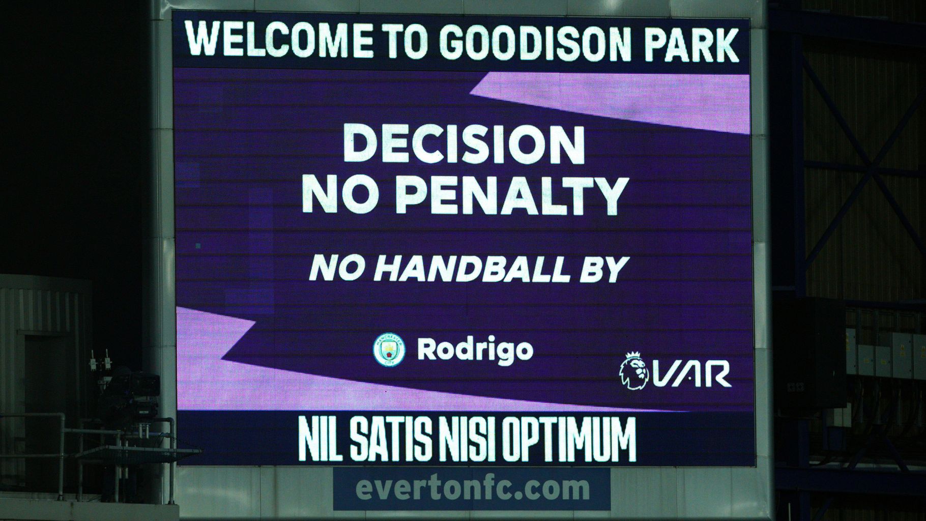 Head Premier League referee apologises to Everton for wrong VAR decision