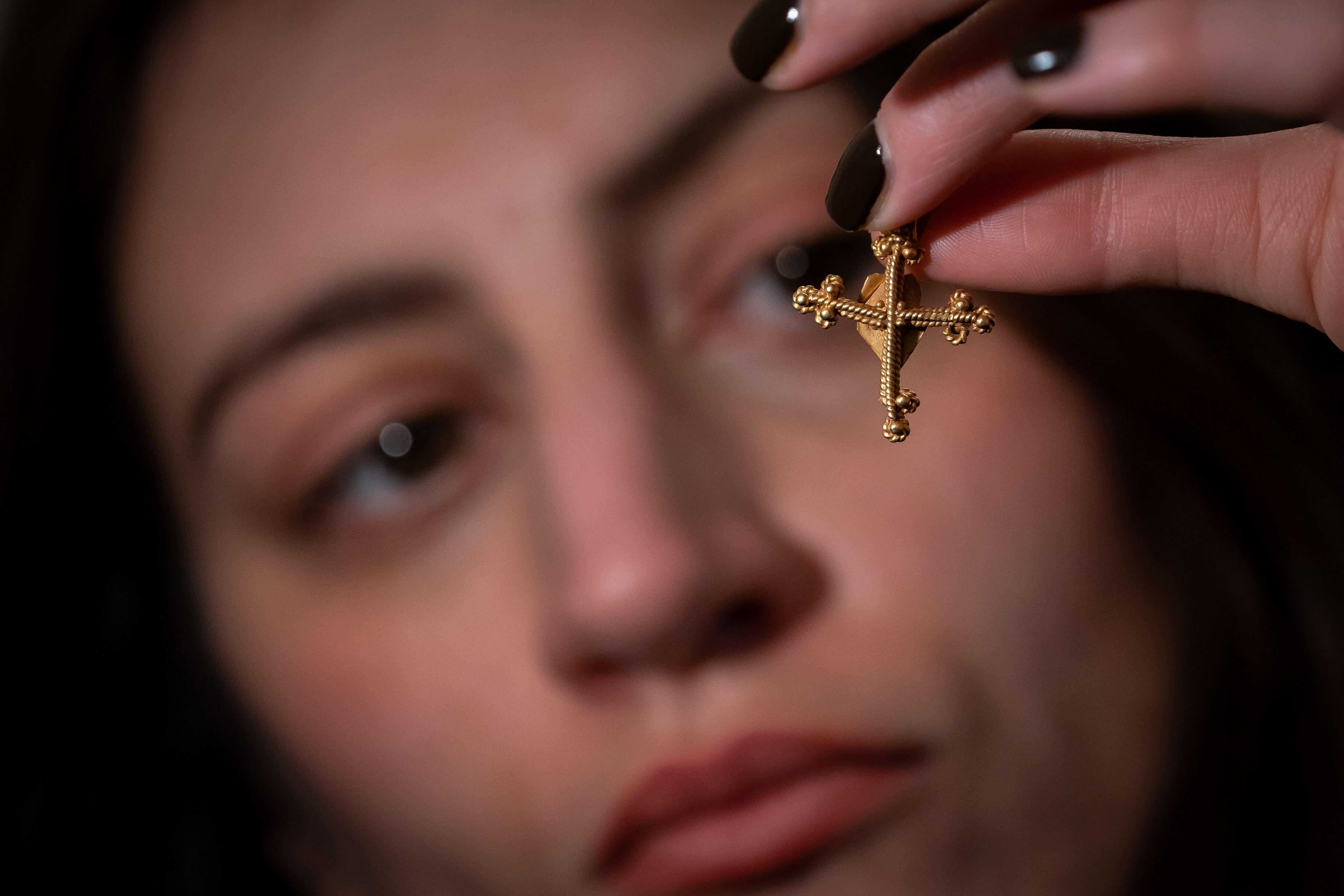 Medieval gold cross found by Norwich roofer sells for £12,400 | News ...