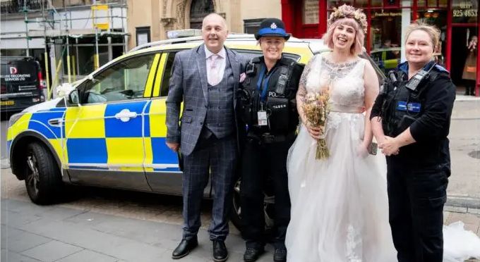 Thanks to two police officers Bride makes it to her wedding on time ...