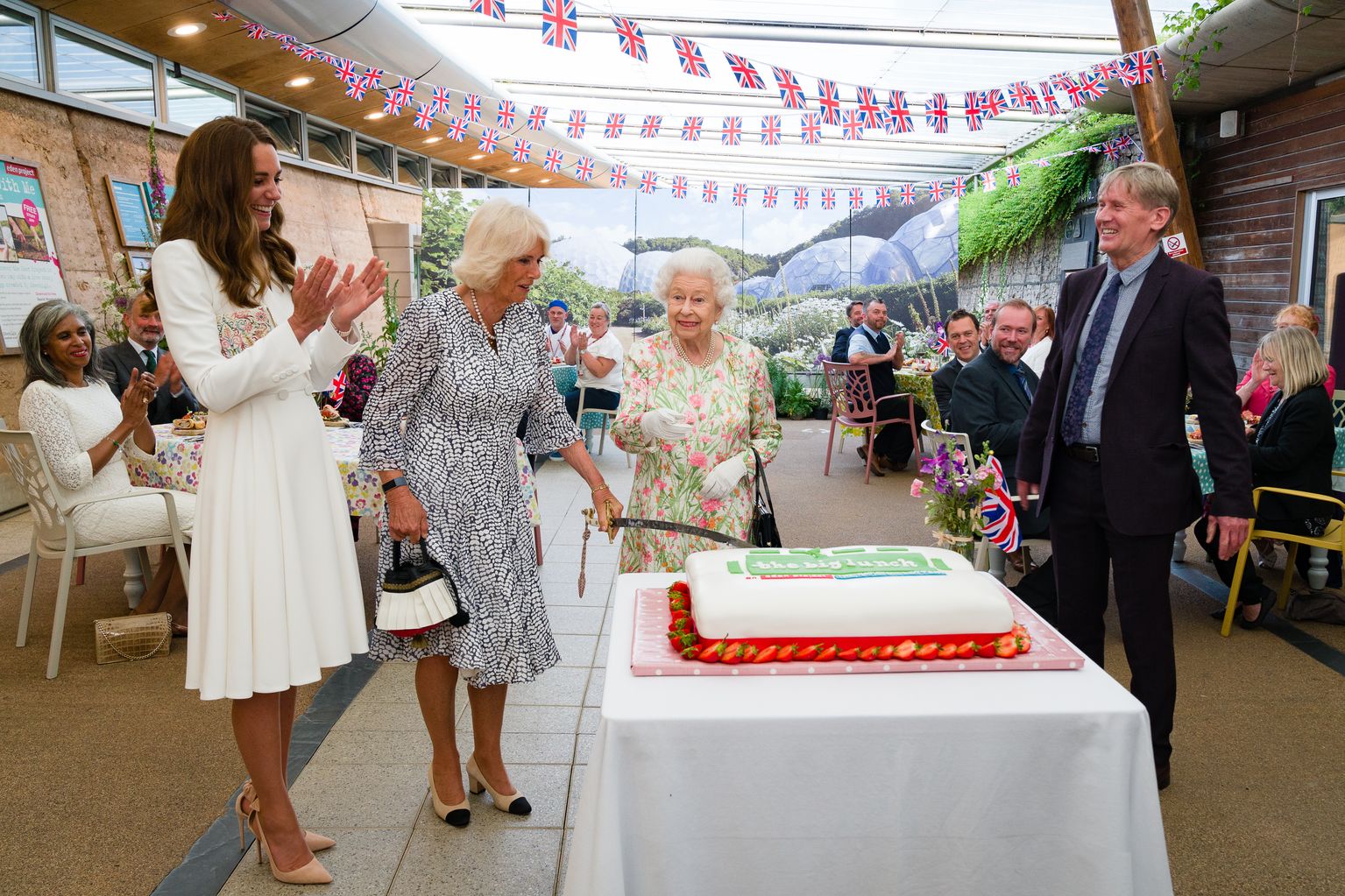 Meet the lady who hosted the Queen during that 'cake-cutting' moment in ...