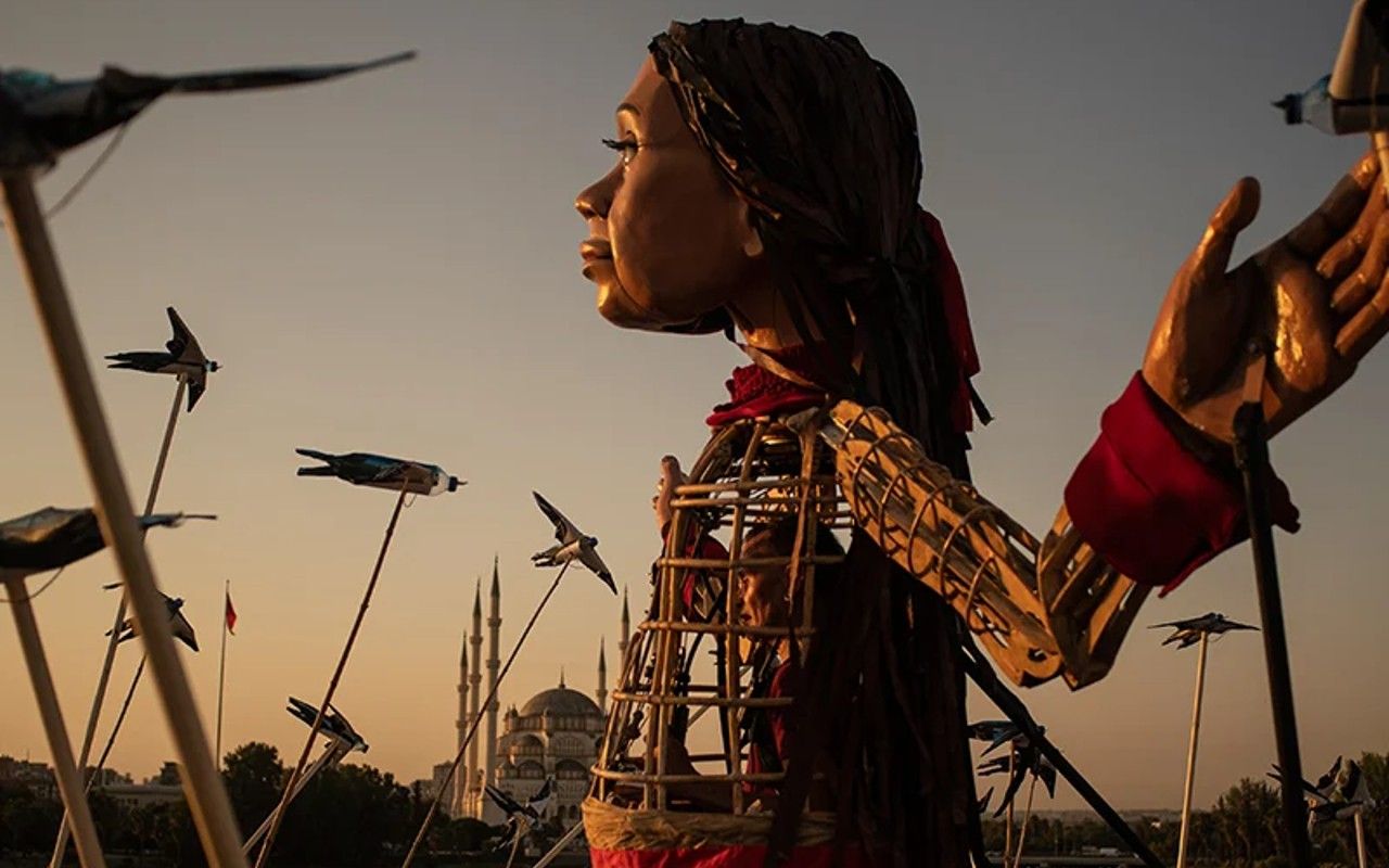 Syrian refugee puppet, Little Amal, visits Stonehenge | GHR Salisbury