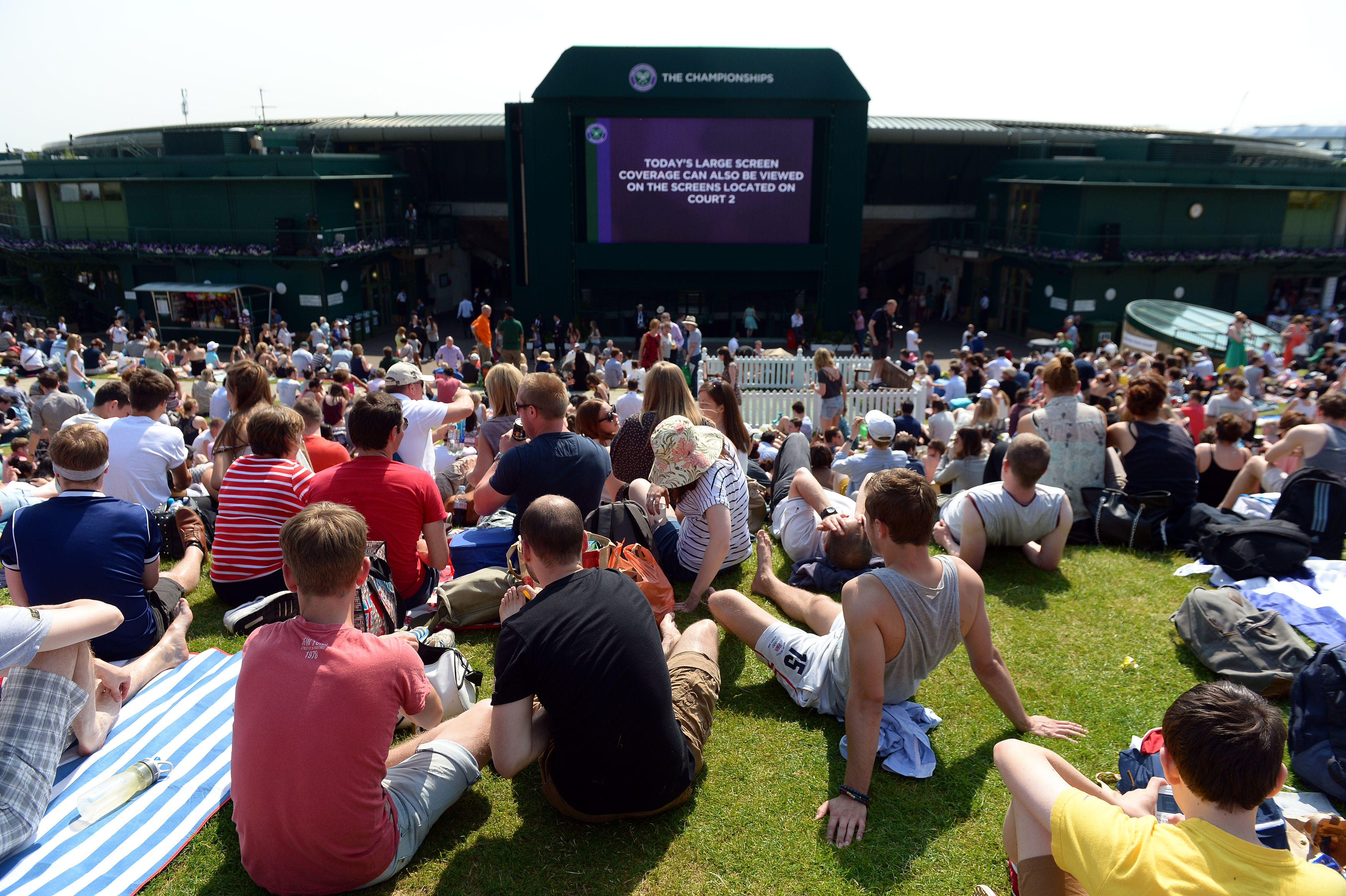 Crowds flock to Wimbledon for first full-capacity tournament in three ...