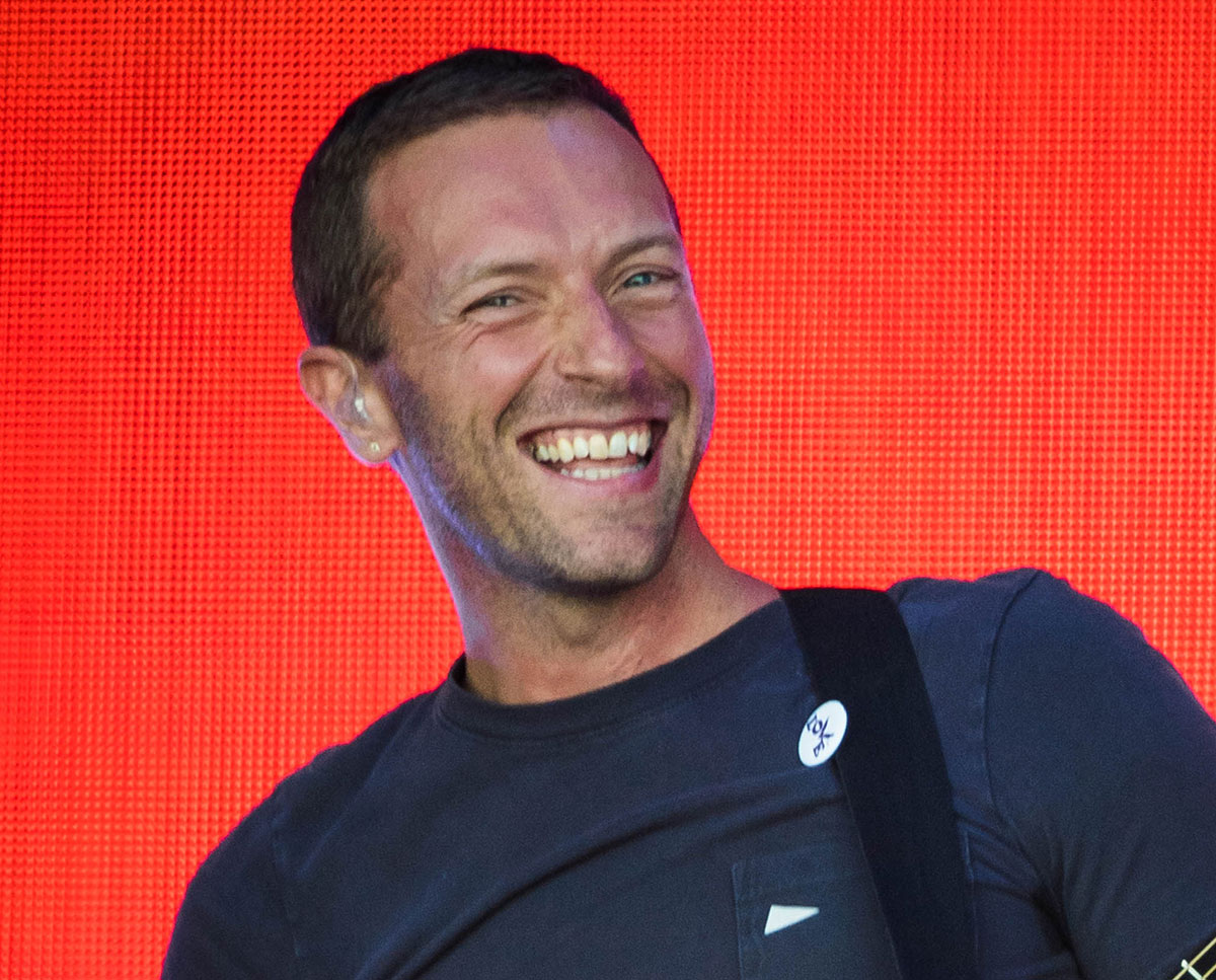 Watch Chris Martin play Coldplay classic on piano at Somerset pub