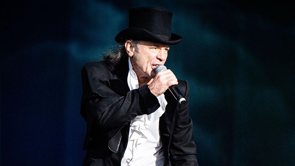 Bruce Dickinson berates Greek fan for lighting flare during Iron Maiden ...