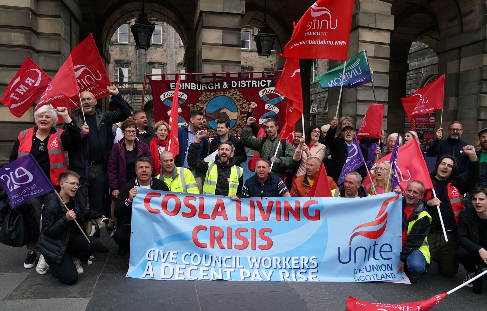 Council workers across Scotland have been offered a 5% pay rise