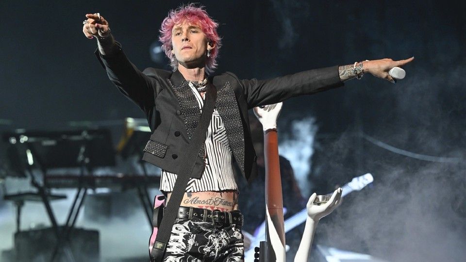 Ο Machine Gun Kelly αποτίει φόρο τιμής στον Chester Bennington των ...