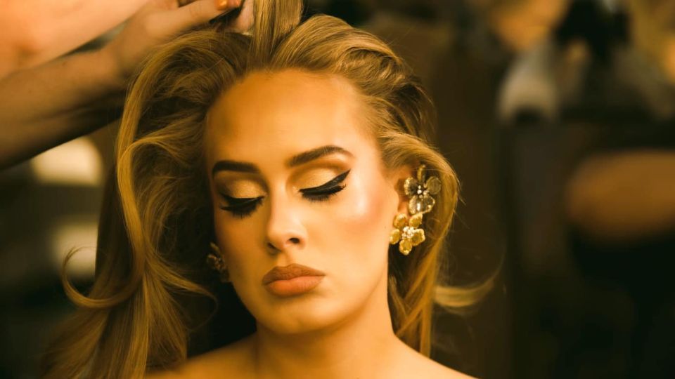 Η Adele πέρασε το Halloween χορεύοντας Rihanna και ντύθηκε ως πράκτορας ...