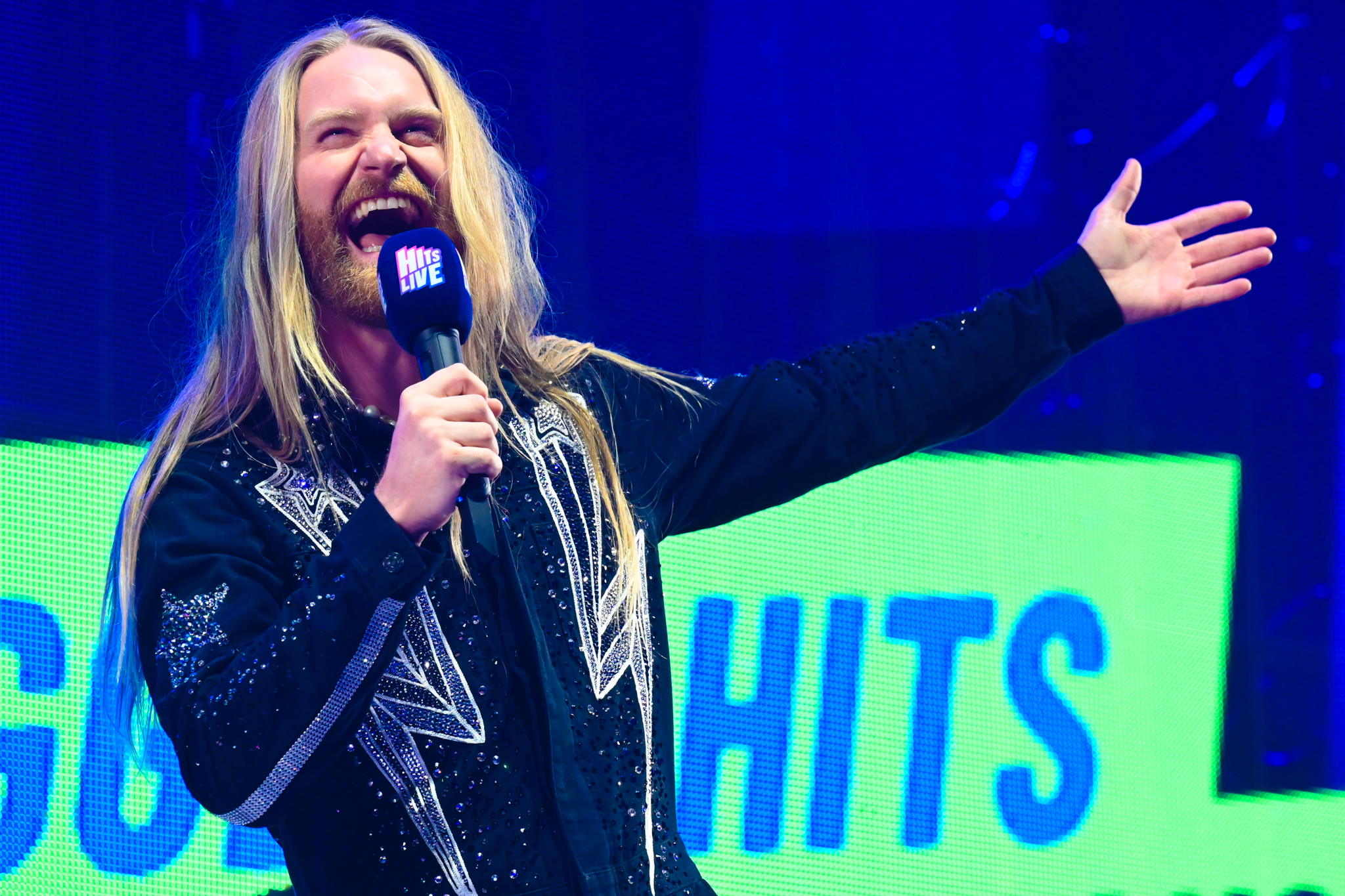 Sam Ryder reveals his long hair caused him to dislocated his shoulder