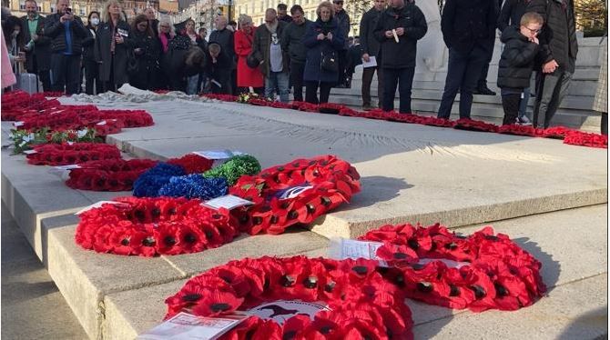 Tens of thousands take part in Remembrance Day services