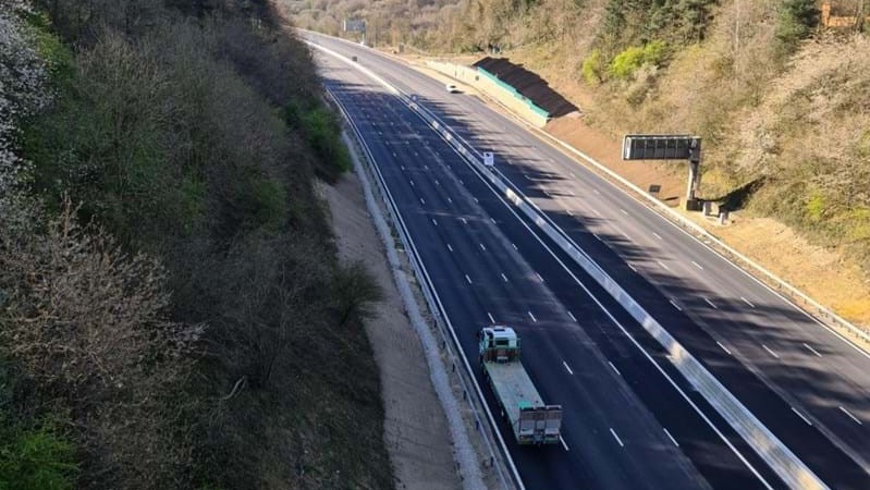 Benefit of M23 smart motorway 'wasted' as drivers 'avoid' extra lane ...