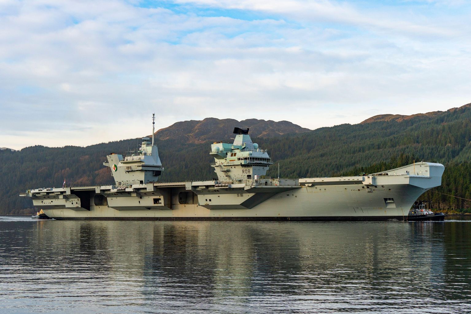 HMS Queen Elizabeth aircraft carrier arrives on the Clyde