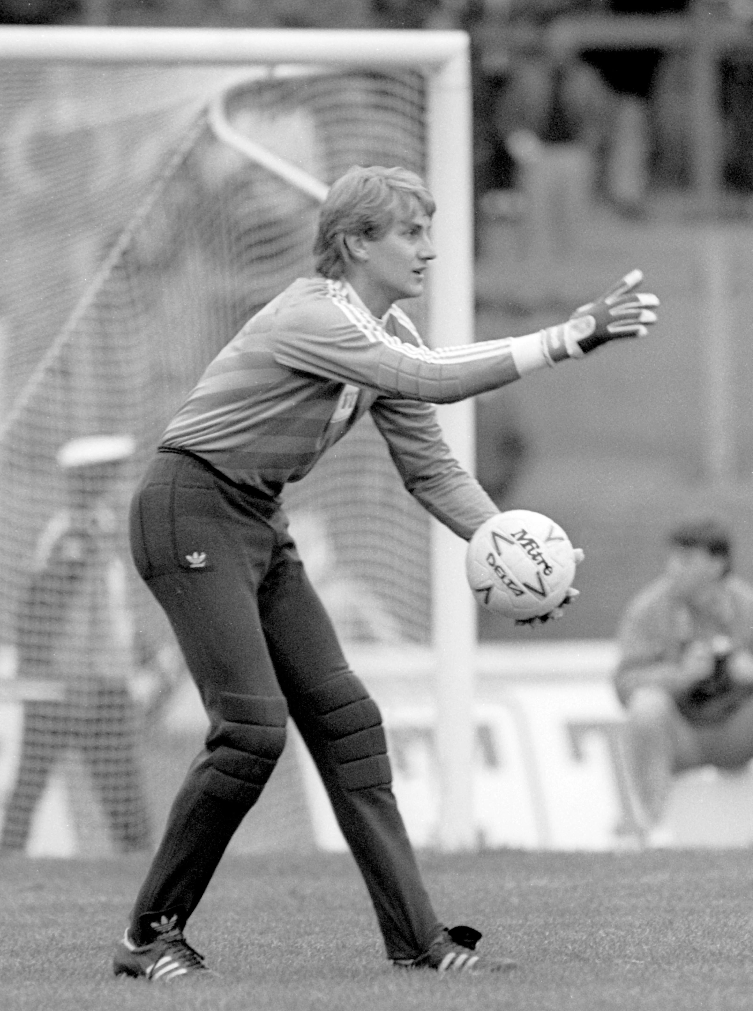 Scottish goalkeeping legend Billy Thomson has died at the age of 64.