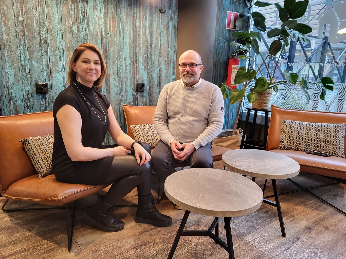 Torstain kahvivieraina SKiB:n Martin Hartman ja Anna Kyhä-Mantere ...