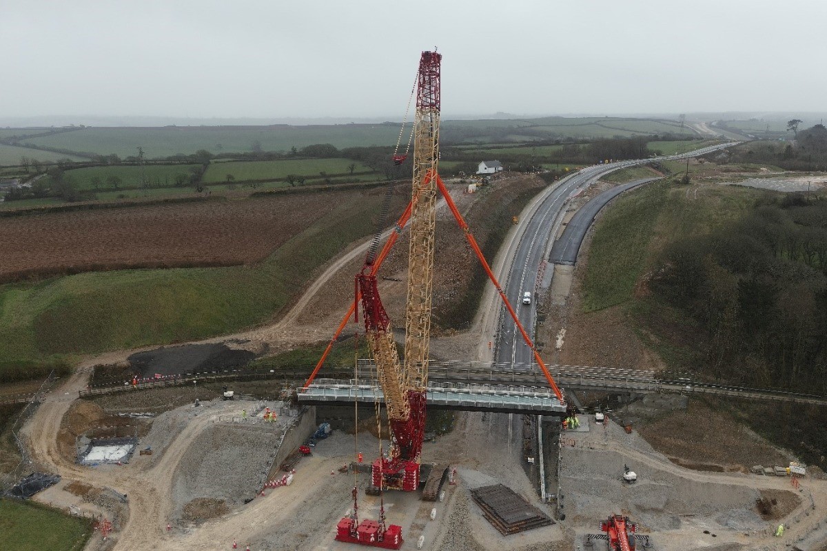 New bridge in place over A30 after weekend lifting operation