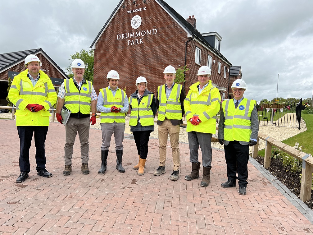 Veterans Minister visits Ludgershall scheme aimed at getting ex ...