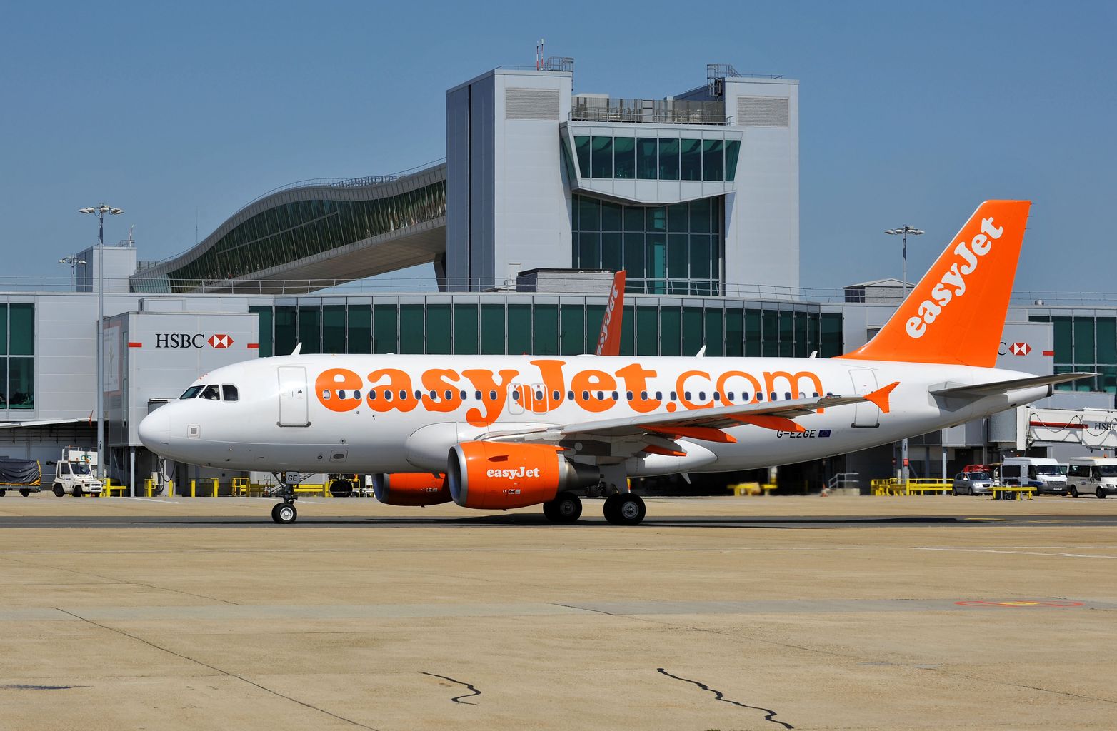 EasyJet reduces pre-tax losses